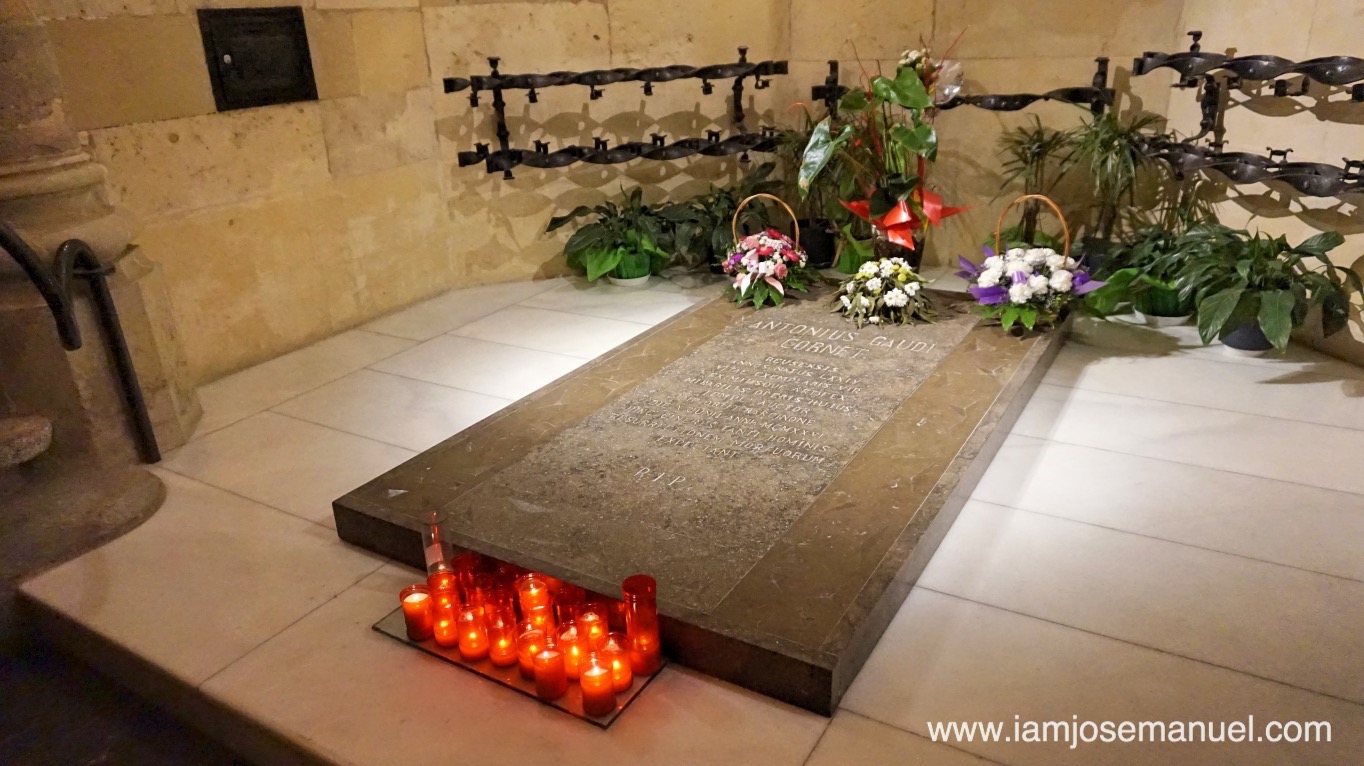 A Peek Inside The Sagrada Familia – Travel + Lifestyle + Architecture Blog